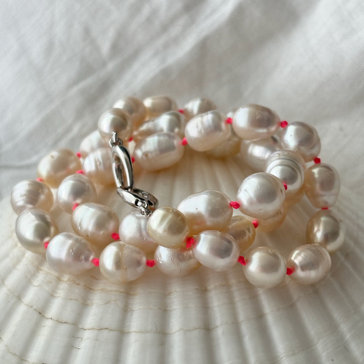 BUTTER COLOR FUNKY SOUTH SEA PEARLS ON NEON KNOTS– Kojima Pearl